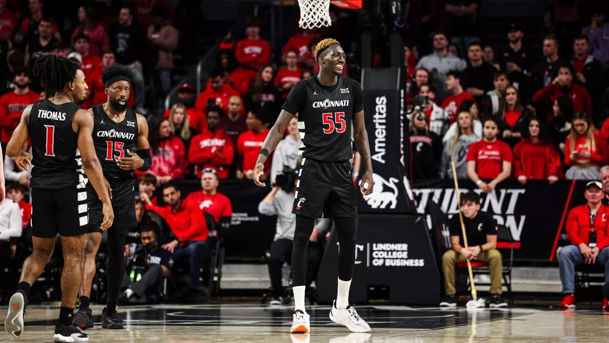 Cincinnati Cruises Past Georgia Tech, 89-54, in Bandaogo’s Debut ...